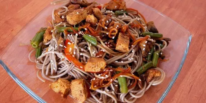 Mì udon với gà và rau