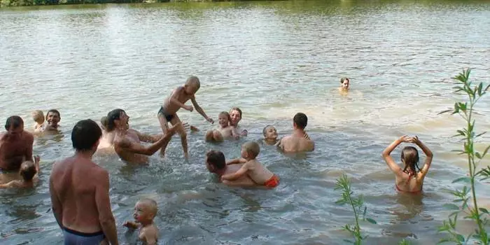 Ljudje plavajo v reki