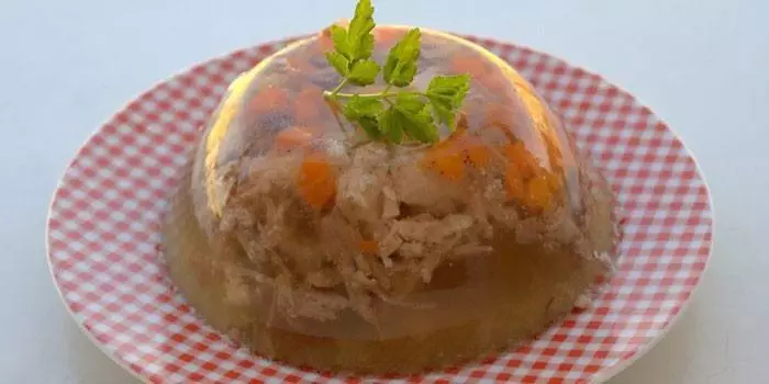 Klaar kip aspic met gelatine op een bord