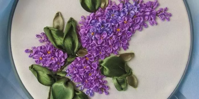 Lilac disulam dengan pita