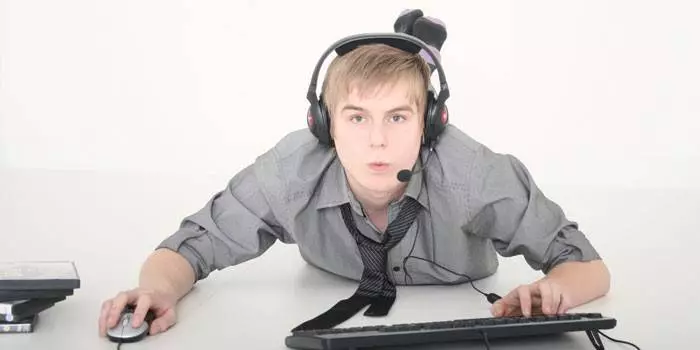 Un chico jugando a un juego de computadora.