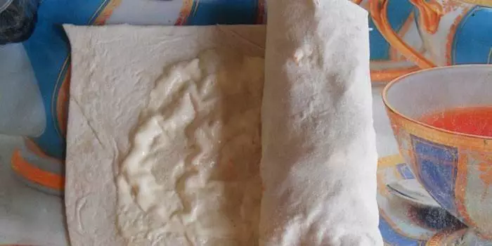 Proses pembungkus Shawarma