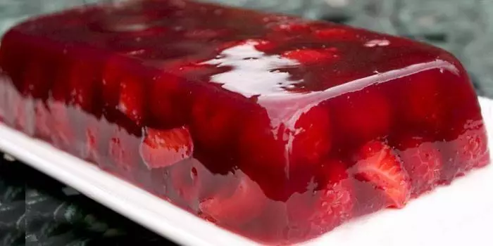 盤子裡的漿果果凍