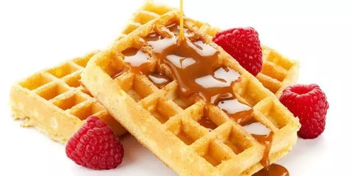 Brussels waffles nwere caramel na raspberries