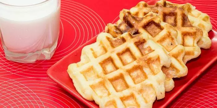 Crispy Liege waffles ndi kapu yamkaka