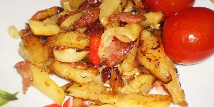 Patacas fritas con salchicha e cebola nunha tixola