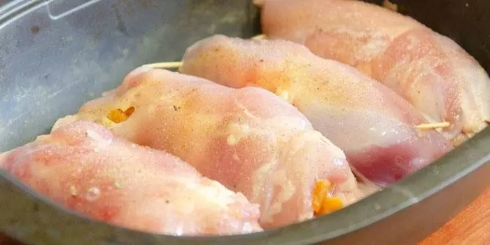 Chicken na -apụta na mpempe akwụkwọ