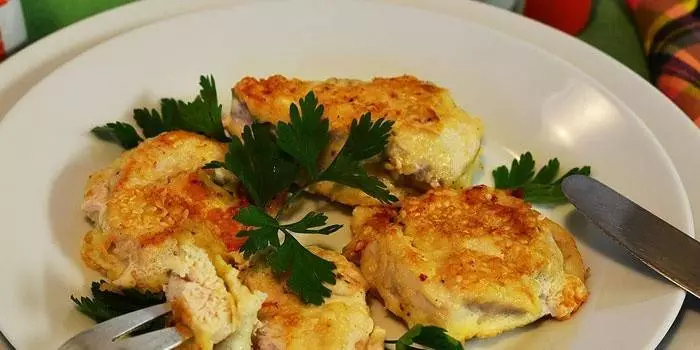 Filete de pollo rebozado en un plato