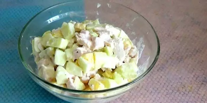 Bir salata kasesinde elma ile haşlanmış tavuk fileto salatası