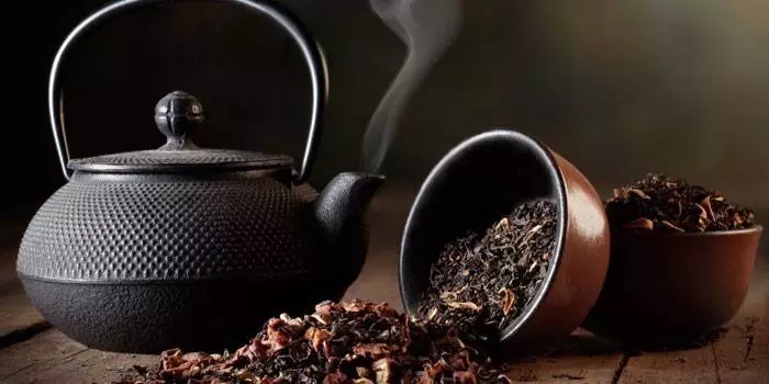 Чорний чай з добавками і чайник з окропом