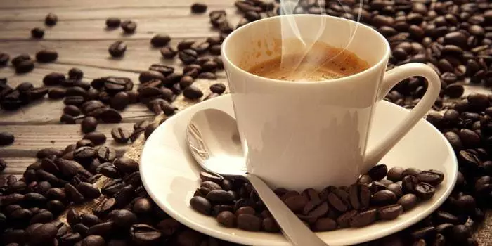 فنجان قهوة وحبوب قهوة