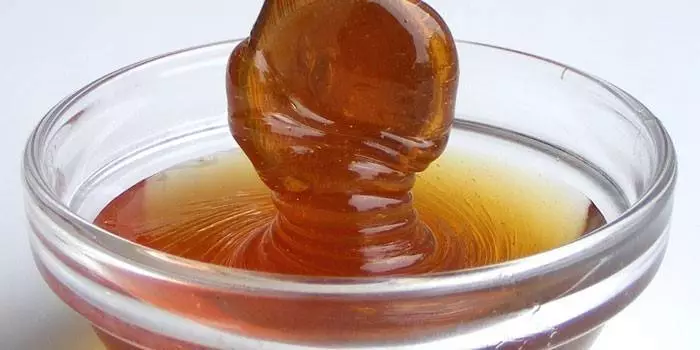 Sirop de caramel dans un plat en verre et sur une cuillère