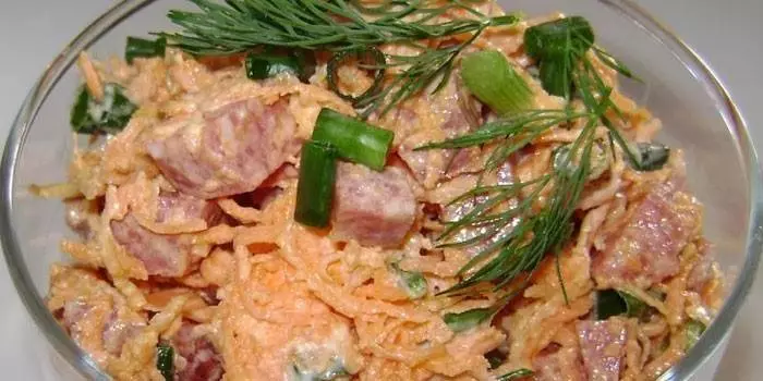 Salade coréenne de carottes aux saucisses fumées