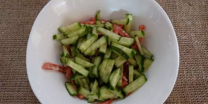 Alabapade cucumbers ati mu soseji ge sinu awọn ila