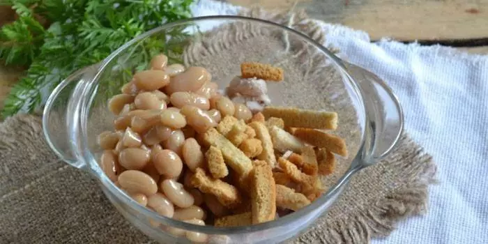 Beans and croutons in a plate