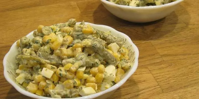 Corn and croutons salad