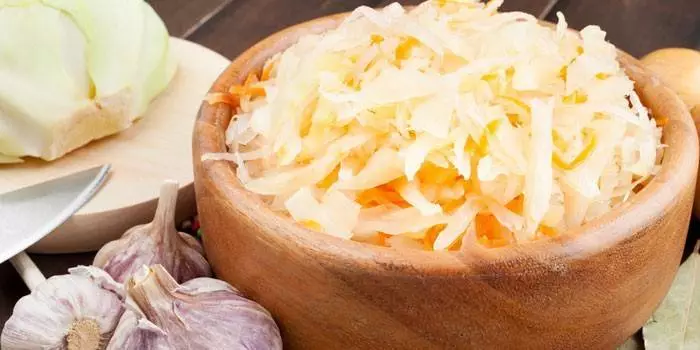 Sauerkraut dalam mangkuk kayu