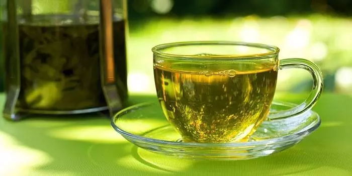 緑茶は血圧を上げたり下げたりします：特性、それがどのように影響するか、そしてどちらが冷たいか熱いかを飲むのが良いですか