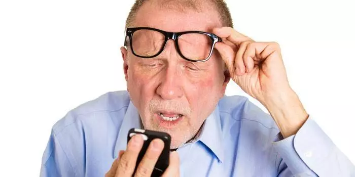 Uomo anziano con telefono