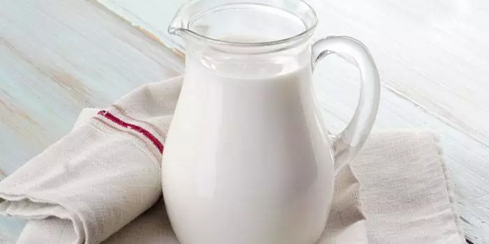 Pienas dekanteryje