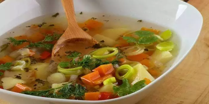 Sopa de verdures amb alvocat en un plat