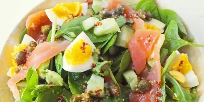 Salad salmon bi capers û avokado
