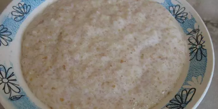 Cháo sữa lúa mì trong đĩa
