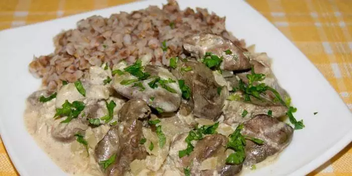 Fegato di pollo in salsa di panna acida con grano saraceno