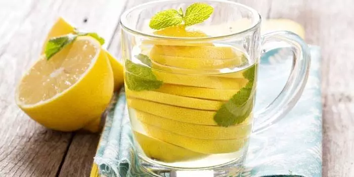 Air dengan lemon dan mint dalam cangkir