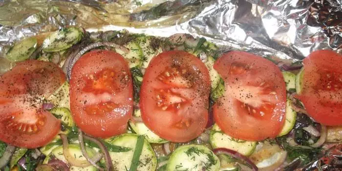 Ikan dengan sayur-sayuran di dalam ketuhar di atas kerajang