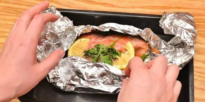 استیک ماهی قزل آلا را قبل از پخت در فویل قرار دهید