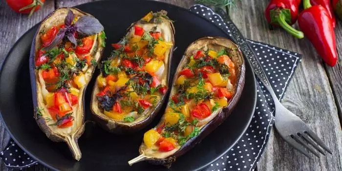 Bagte auberginehalvdele med grøntsagsfyld