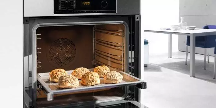 Pãezinhos em uma assadeira em forno elétrico