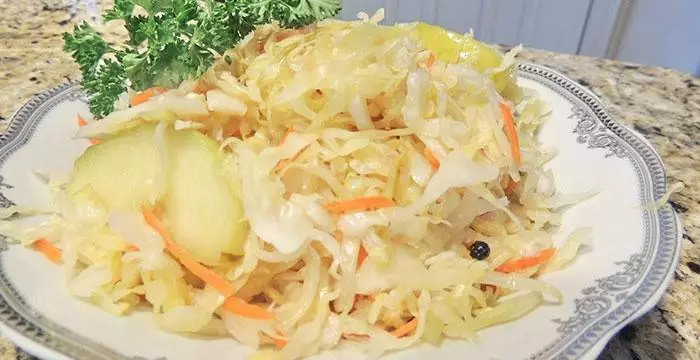 Sauerkraut hamwe na karoti na pome