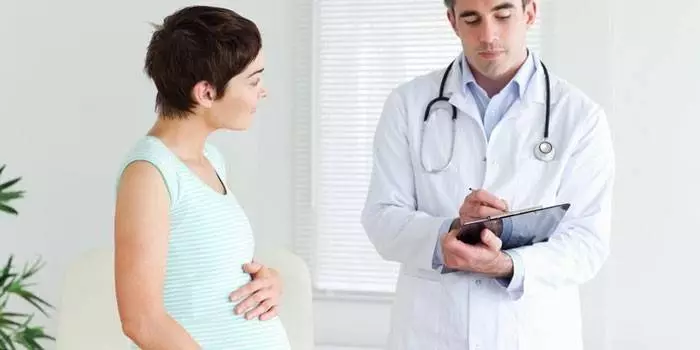 Pregnant girl talking to a doctor