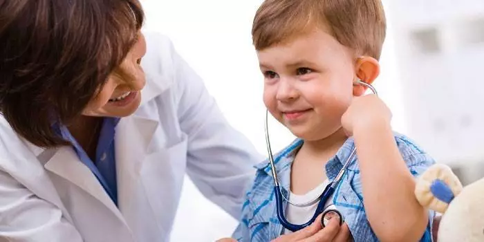 डॉक्टर बच्चे को फोनेंडोस्कोप के माध्यम से दिल की धड़कन सुनने के लिए देते हैं