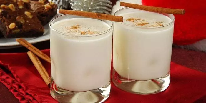 Dalawang baso na may eggnog cocktail