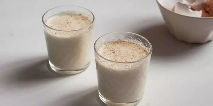 Dalawang baso ng inuming eggnog