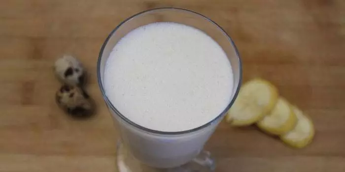 Eggnog e nang le libanana le mahe a likoekoe