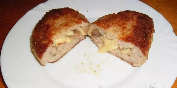 Carne picada Zraza rellena de queso en un corte