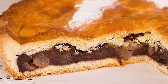 Pie pẹlu chocolate ati kikun pear