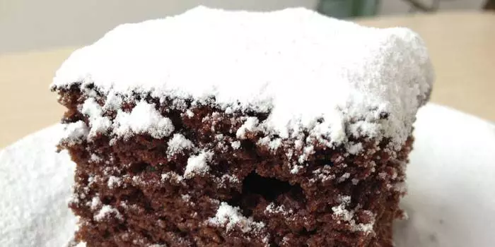 Chocolate esufulawa paii pẹlu powdered gaari