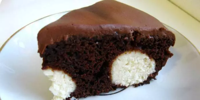 Akara oyinbo Chocolate pẹlu awọn boolu warankasi ile kekere
