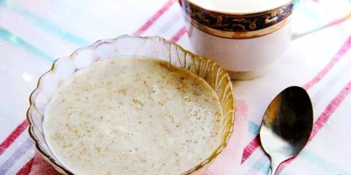 Oat bran susu porridge i totonu o se ipu