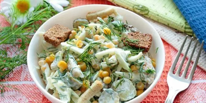 Ensalada con crostóns de millo e centeo