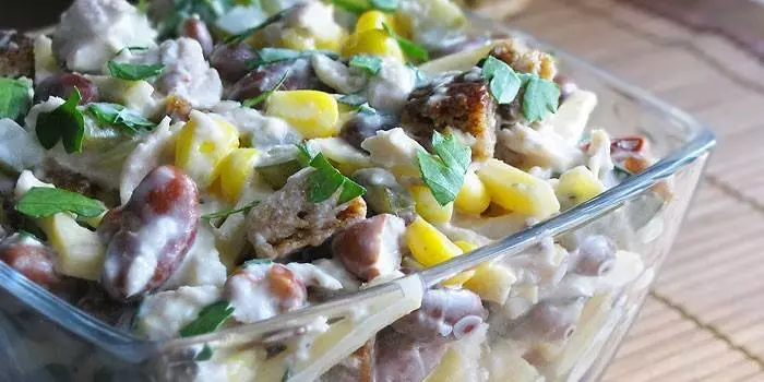 Salata od graha s kukuruzom i krutonima