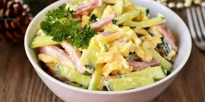 Salad ham na kukumba ọhụrụ na cheese