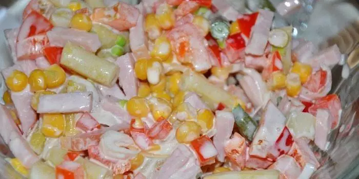 Salad Mayonezi na akwụkwọ nri na ham