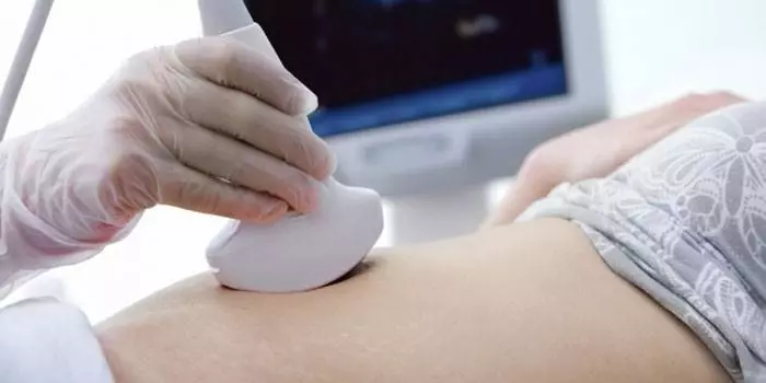 ເດັກຍິງກໍາລັງເຮັດ ultrasound ຂອງອະໄວຍະວະທ້ອງ