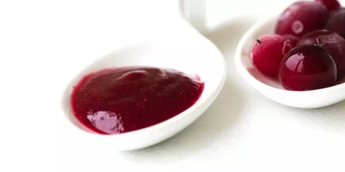 سس Lingonberry-cranberry در یک قاشق